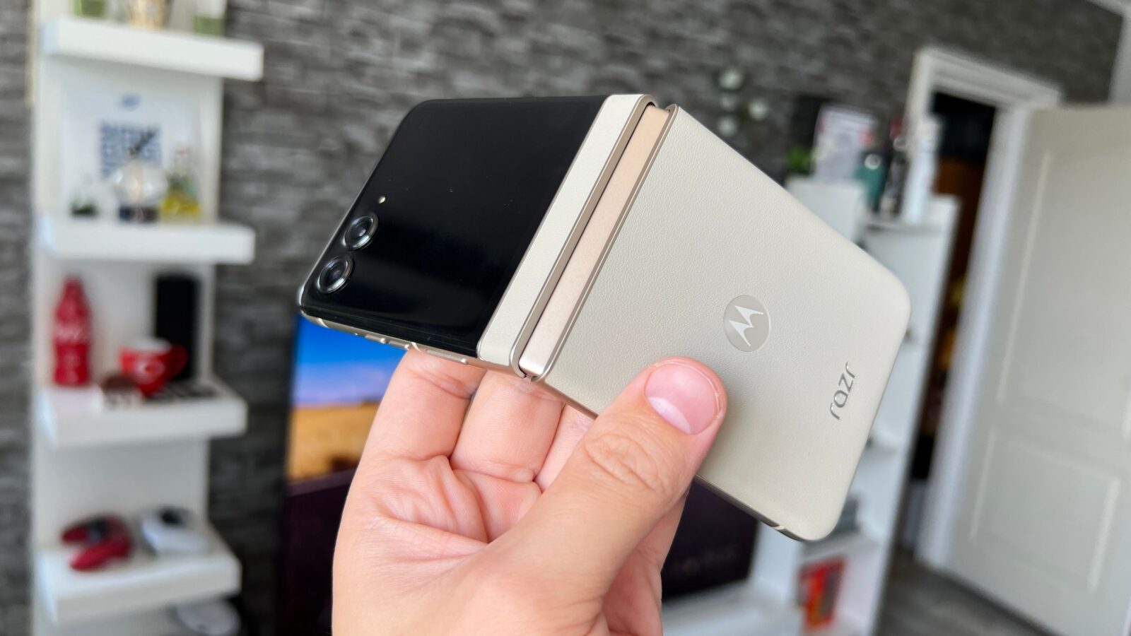 Olcsóbb összecsukható telefont ígér a Motorola: jön a RAZR 50s ...